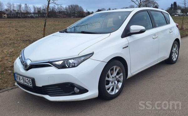 White Toyota Auris 2017 in Riga, with an engine capacity of 1.80 L and mileage of 77 thousand km for 11000 €, photo 1 on AUTOMOTO.COM.LV