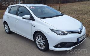 White Toyota Auris 2017 in Riga, with an engine capacity of 1.80 L and mileage of 77 thousand km for 11000 €, photo 2 on AUTOMOTO.COM.LV