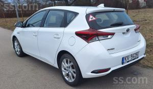 White Toyota Auris 2017 in Riga, with an engine capacity of 1.80 L and mileage of 77 thousand km for 11000 €, photo 3 on AUTOMOTO.COM.LV