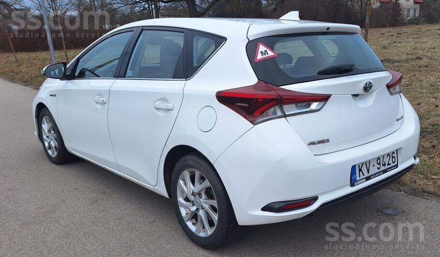 White Toyota Auris 2017 in Riga, with an engine capacity of 1.80 L and mileage of 77 thousand km for 11000 €, photo 3 on AUTOMOTO.COM.LV