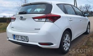 White Toyota Auris 2017 in Riga, with an engine capacity of 1.80 L and mileage of 77 thousand km for 11000 €, photo 4 on AUTOMOTO.COM.LV