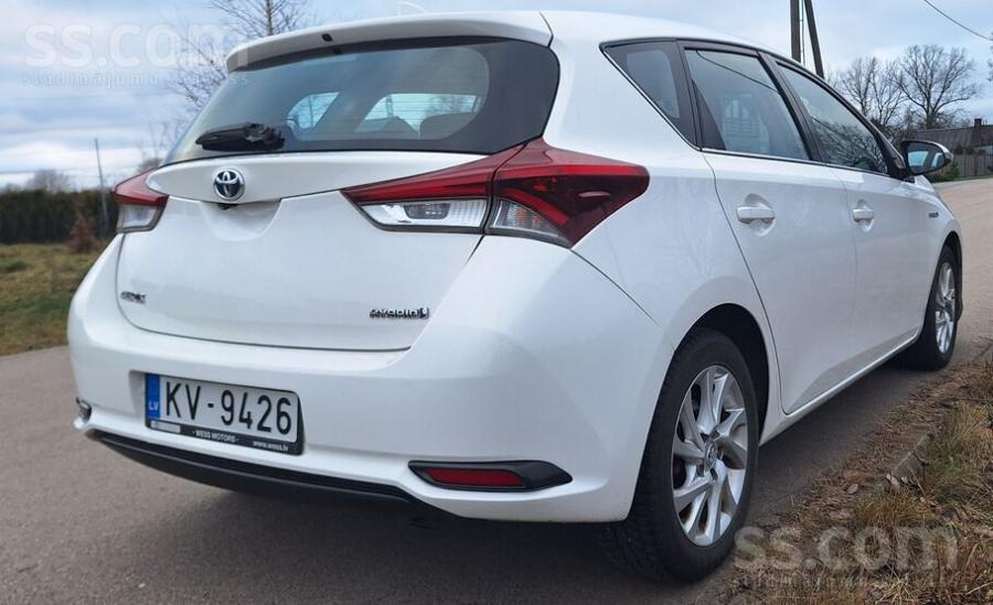 White Toyota Auris 2017 in Riga, with an engine capacity of 1.80 L and mileage of 77 thousand km for 11000 €, photo 4 on AUTOMOTO.COM.LV