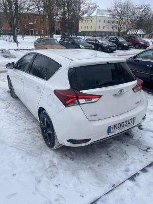 Balts Toyota Auris 2017 Marijampole, ar dzinēja tilpumu 1.20 L un nobraukumu 130 tūkst. km par 8500 €, foto 2 vietnē AUTOMOTO.COM.LV