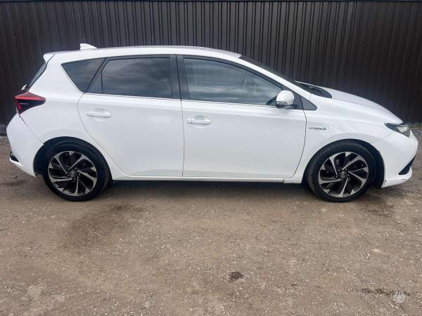 White Toyota Auris 2017 in Kaunas, with an engine capacity of 1.80 L and mileage of 149 thousand km for 7800 €, photo 4 on AUTOMOTO.COM.LV