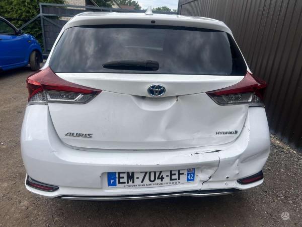 White Toyota Auris 2017 in Kaunas, with an engine capacity of 1.80 L and mileage of 149 thousand km for 7800 €, photo 8 on AUTOMOTO.COM.LV