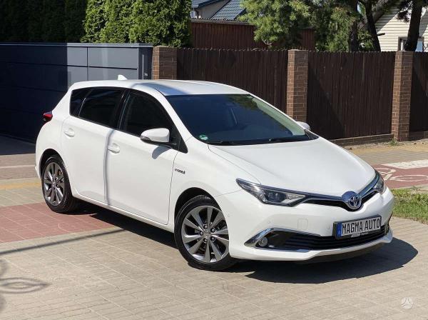 White Toyota Auris 2017 in Marijampole, with an engine capacity of 1.80 L and mileage of 157 thousand km for 12750 €, photo 2 on AUTOMOTO.COM.LV
