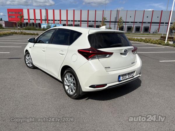 Белый Тойота Аурис 2017 в Сауэ, объемом двигателя 1.80 л и пробегом 160 тыс. км за 12500 €, фото 3 на AUTOMOTO.COM.LV