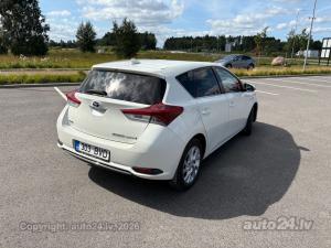 Белый Тойота Аурис 2017 в Сауэ, объемом двигателя 1.80 л и пробегом 160 тыс. км за 12500 €, фото 5 на AUTOMOTO.COM.LV