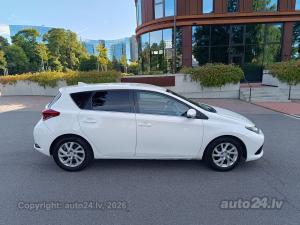 White Toyota Auris 2017 in Tallinn, with an engine capacity of 1.80 L and mileage of 275 thousand km for 6490 €, photo 3 on AUTOMOTO.COM.LV