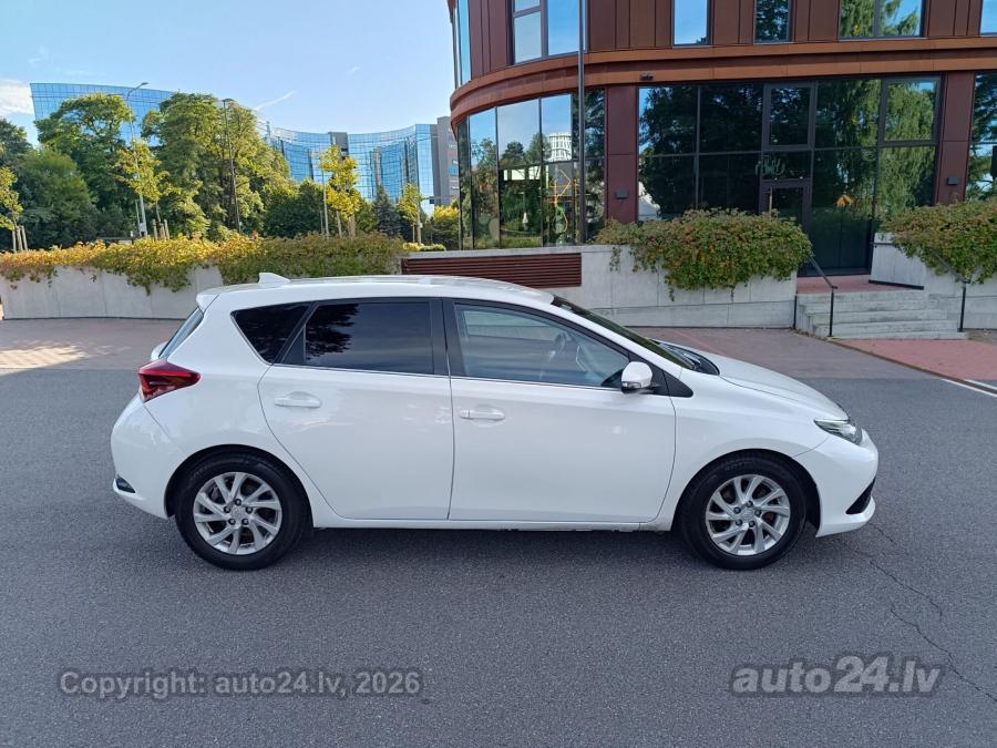 White Toyota Auris 2017 in Tallinn, with an engine capacity of 1.80 L and mileage of 275 thousand km for 6490 €, photo 3 on AUTOMOTO.COM.LV