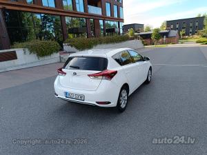 White Toyota Auris 2017 in Tallinn, with an engine capacity of 1.80 L and mileage of 275 thousand km for 6490 €, photo 4 on AUTOMOTO.COM.LV