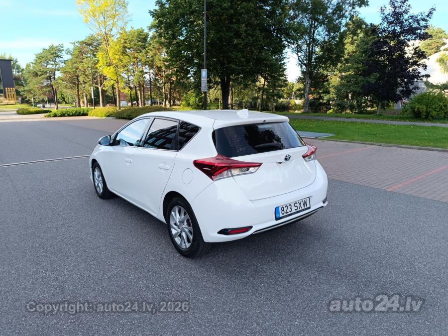 White Toyota Auris 2017 in Tallinn, with an engine capacity of 1.80 L and mileage of 275 thousand km for 6490 €, photo 5 on AUTOMOTO.COM.LV