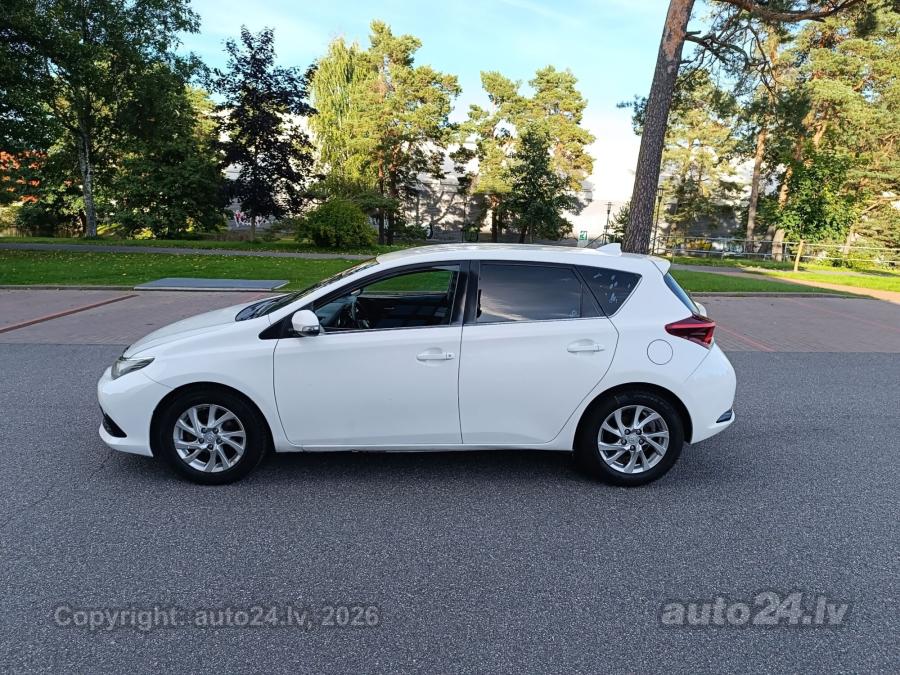 White Toyota Auris 2017 in Tallinn, with an engine capacity of 1.80 L and mileage of 275 thousand km for 6490 €, photo 6 on AUTOMOTO.COM.LV