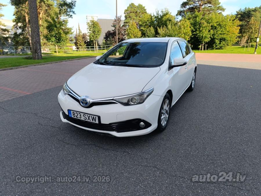 White Toyota Auris 2017 in Tallinn, with an engine capacity of 1.80 L and mileage of 275 thousand km for 6490 €, photo 7 on AUTOMOTO.COM.LV