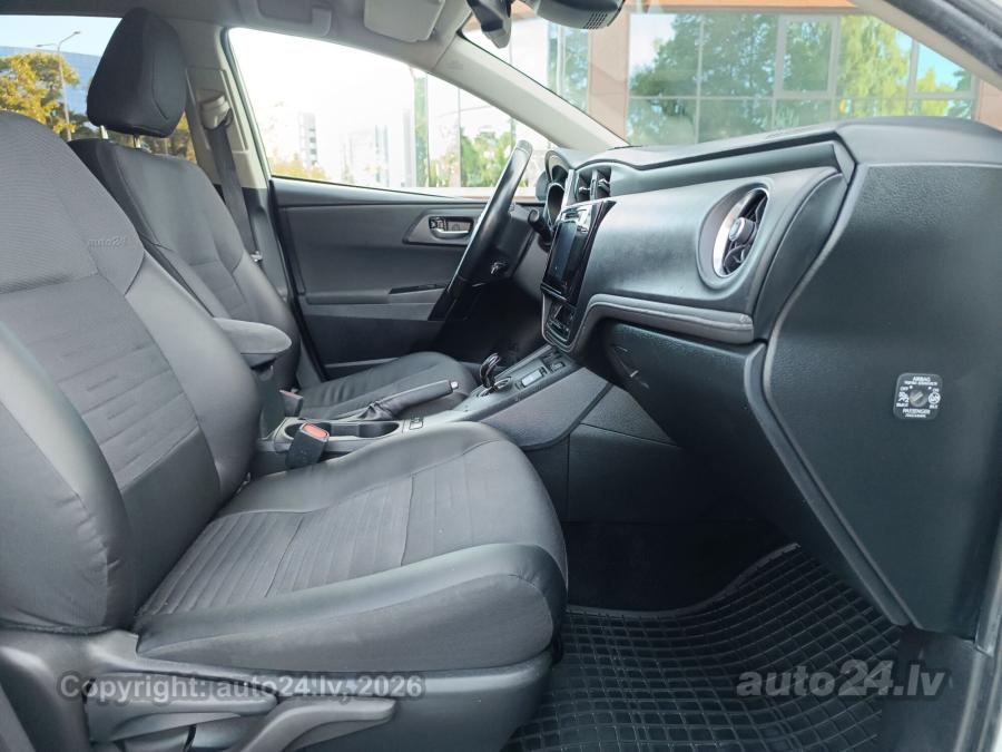 White Toyota Auris 2017 in Tallinn, with an engine capacity of 1.80 L and mileage of 275 thousand km for 6490 €, photo 10 on AUTOMOTO.COM.LV
