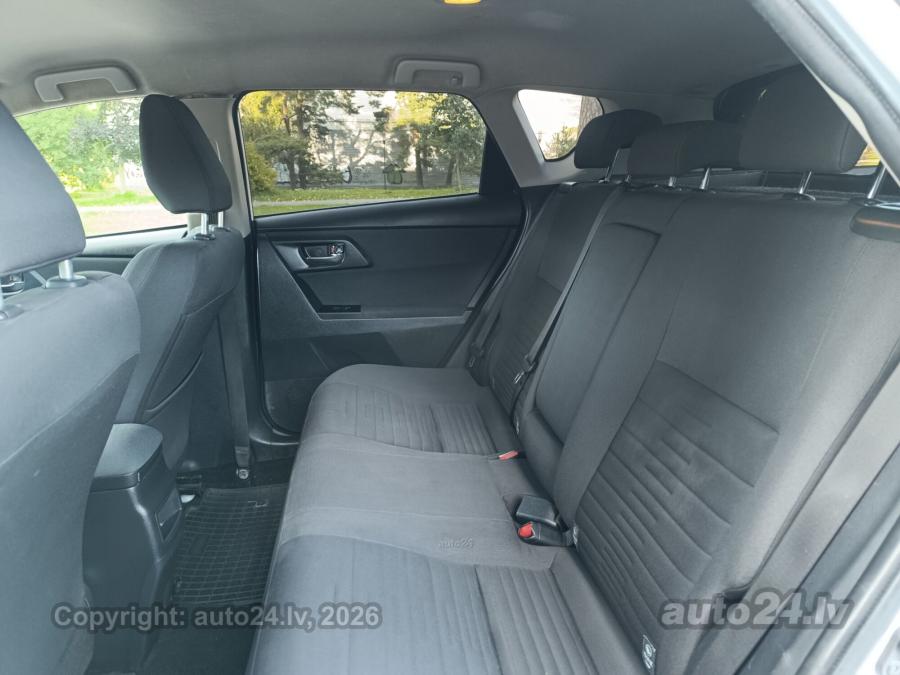 White Toyota Auris 2017 in Tallinn, with an engine capacity of 1.80 L and mileage of 275 thousand km for 6490 €, photo 11 on AUTOMOTO.COM.LV