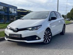 White Toyota Auris 2017 in Vilnius, with an engine capacity of 1.80 L and mileage of 246 thousand km for 9999 €, photo 1 on AUTOMOTO.COM.LV