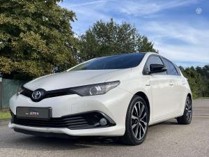 White Toyota Auris 2017 in Vilnius, with an engine capacity of 1.80 L and mileage of 246 thousand km for 10000 €, photo  on AUTOMOTO.COM.LV