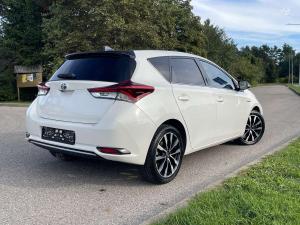 White Toyota Auris 2017 in Vilnius, with an engine capacity of 1.80 L and mileage of 246 thousand km for 10000 €, photo 3 on AUTOMOTO.COM.LV