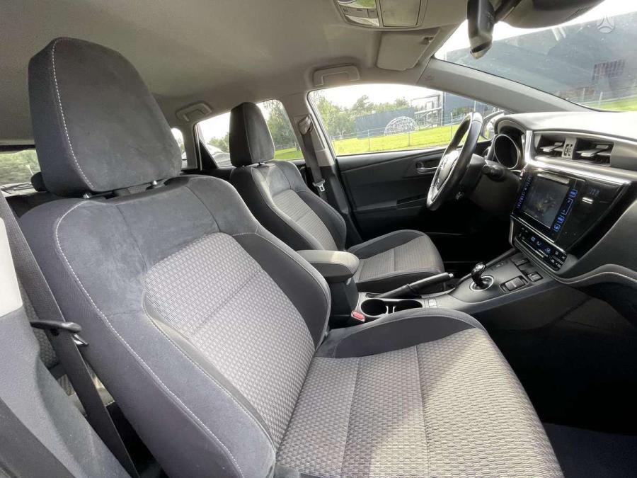 White Toyota Auris 2017 in Vilnius, with an engine capacity of 1.80 L and mileage of 246 thousand km for 10000 €, photo 4 on AUTOMOTO.COM.LV