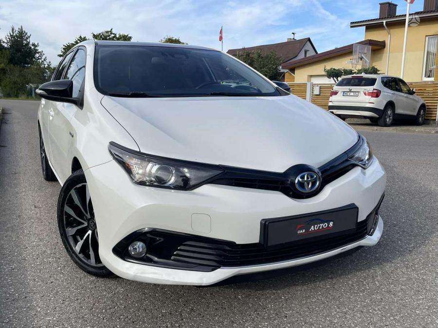White Toyota Auris 2017 in Vilnius, with an engine capacity of 1.80 L and mileage of 246 thousand km for 10000 €, photo 10 on AUTOMOTO.COM.LV