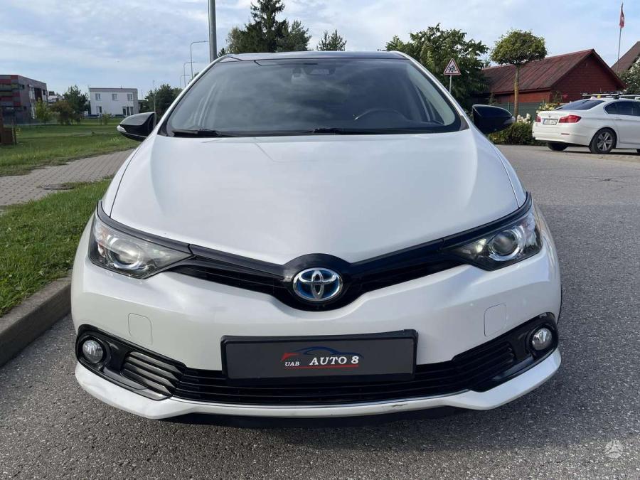 White Toyota Auris 2017 in Vilnius, with an engine capacity of 1.80 L and mileage of 246 thousand km for 10000 €, photo 11 on AUTOMOTO.COM.LV