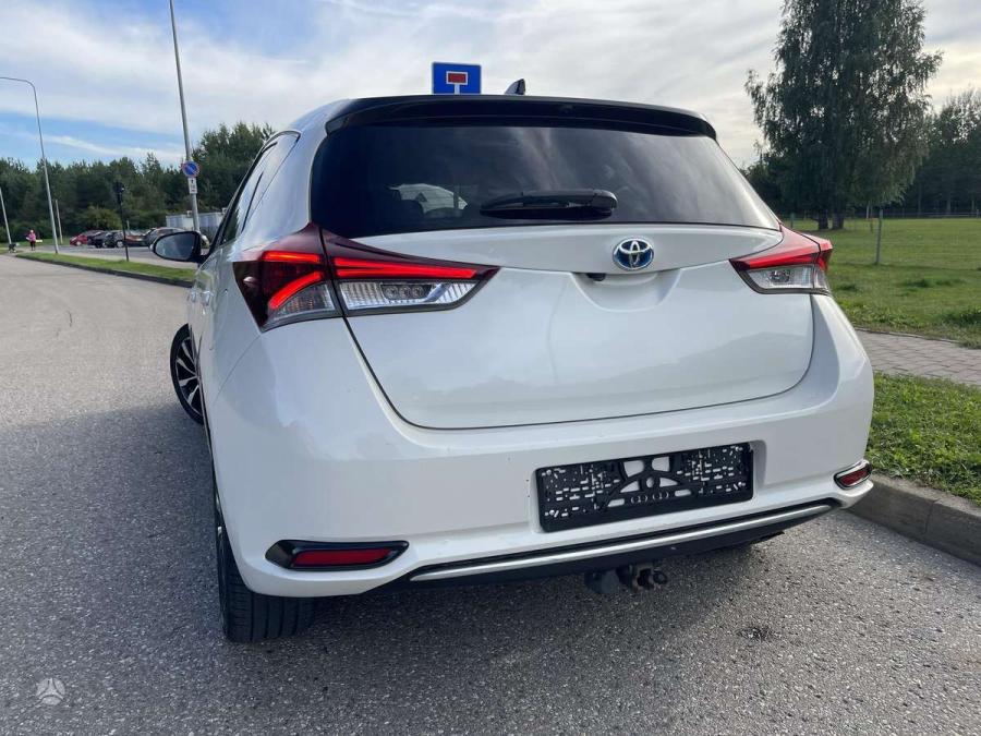 White Toyota Auris 2017 in Vilnius, with an engine capacity of 1.80 L and mileage of 246 thousand km for 10000 €, photo 13 on AUTOMOTO.COM.LV