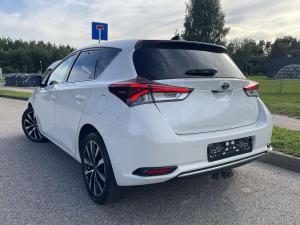White Toyota Auris 2017 in Vilnius, with an engine capacity of 1.80 L and mileage of 246 thousand km for 10000 €, photo 14 on AUTOMOTO.COM.LV