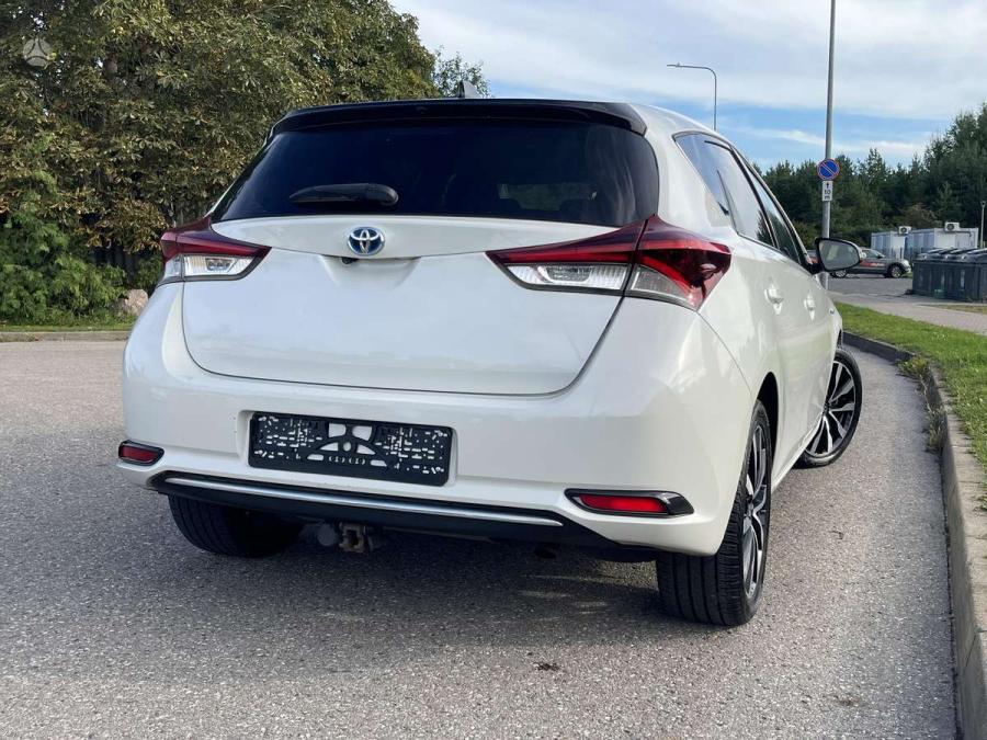 White Toyota Auris 2017 in Vilnius, with an engine capacity of 1.80 L and mileage of 246 thousand km for 10000 €, photo 16 on AUTOMOTO.COM.LV