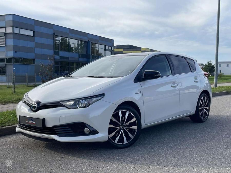 White Toyota Auris 2017 in Vilnius, with an engine capacity of 1.80 L and mileage of 246 thousand km for 10000 €, photo 18 on AUTOMOTO.COM.LV