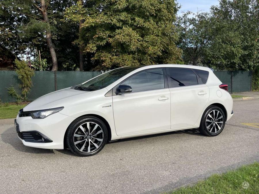 White Toyota Auris 2017 in Vilnius, with an engine capacity of 1.80 L and mileage of 246 thousand km for 10000 €, photo 19 on AUTOMOTO.COM.LV