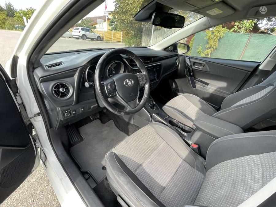 White Toyota Auris 2017 in Vilnius, with an engine capacity of 1.80 L and mileage of 246 thousand km for 10000 €, photo 22 on AUTOMOTO.COM.LV