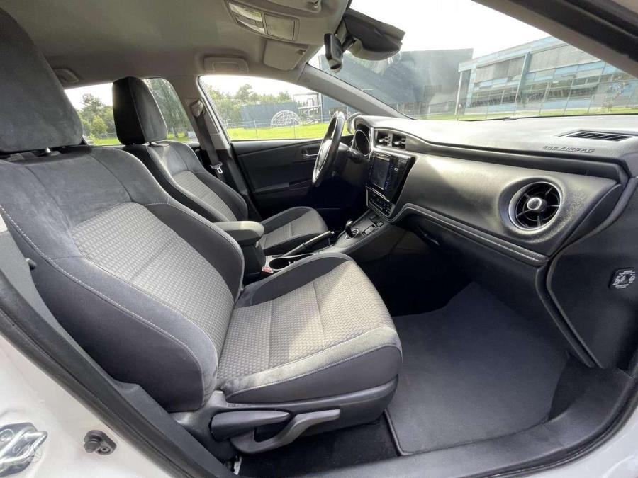 White Toyota Auris 2017 in Vilnius, with an engine capacity of 1.80 L and mileage of 246 thousand km for 10000 €, photo 25 on AUTOMOTO.COM.LV