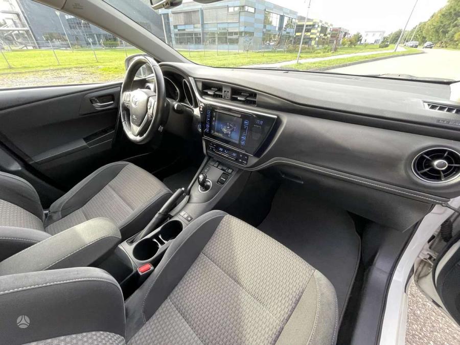 White Toyota Auris 2017 in Vilnius, with an engine capacity of 1.80 L and mileage of 246 thousand km for 10000 €, photo 26 on AUTOMOTO.COM.LV