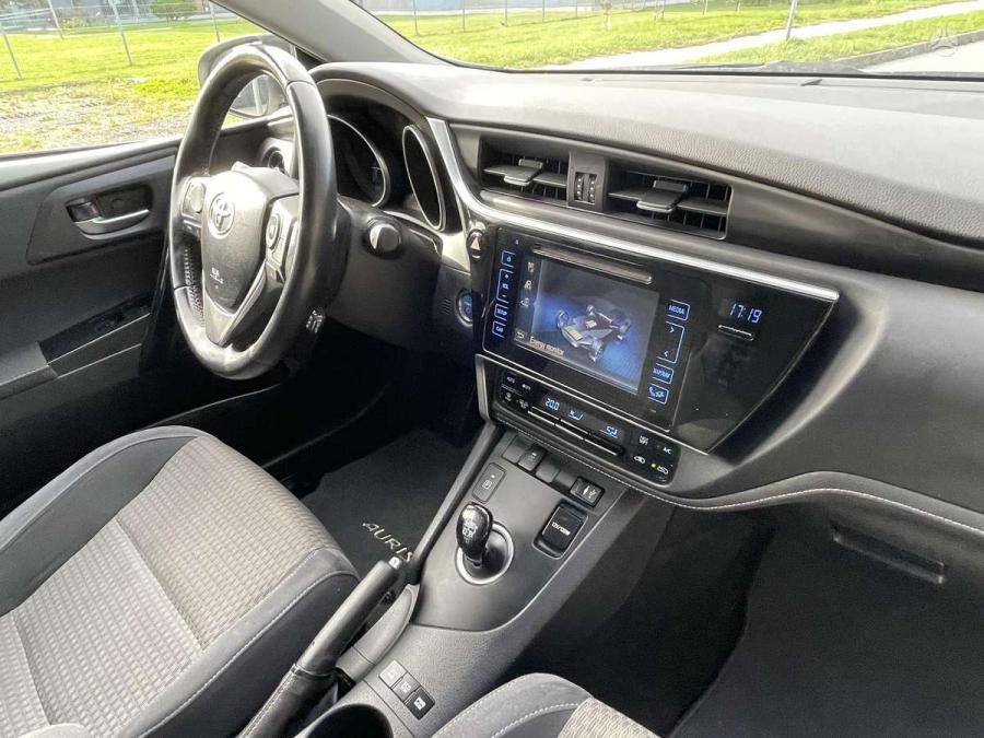 White Toyota Auris 2017 in Vilnius, with an engine capacity of 1.80 L and mileage of 246 thousand km for 10000 €, photo 28 on AUTOMOTO.COM.LV