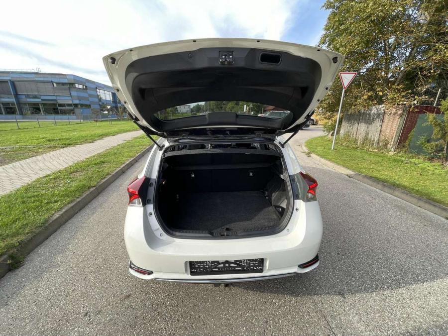 White Toyota Auris 2017 in Vilnius, with an engine capacity of 1.80 L and mileage of 246 thousand km for 10000 €, photo 30 on AUTOMOTO.COM.LV