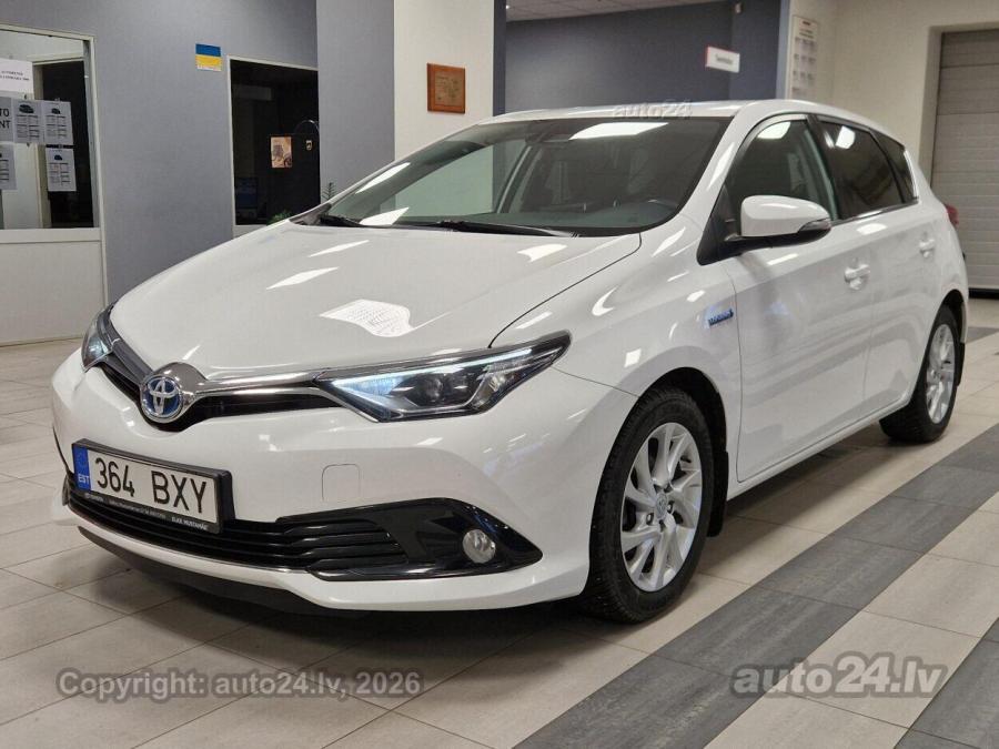 White Toyota Auris 2018 in Haapsalu, with an engine capacity of 1.80 L and mileage of 143 thousand km for 11799 €, photo 2 on AUTOMOTO.COM.LV