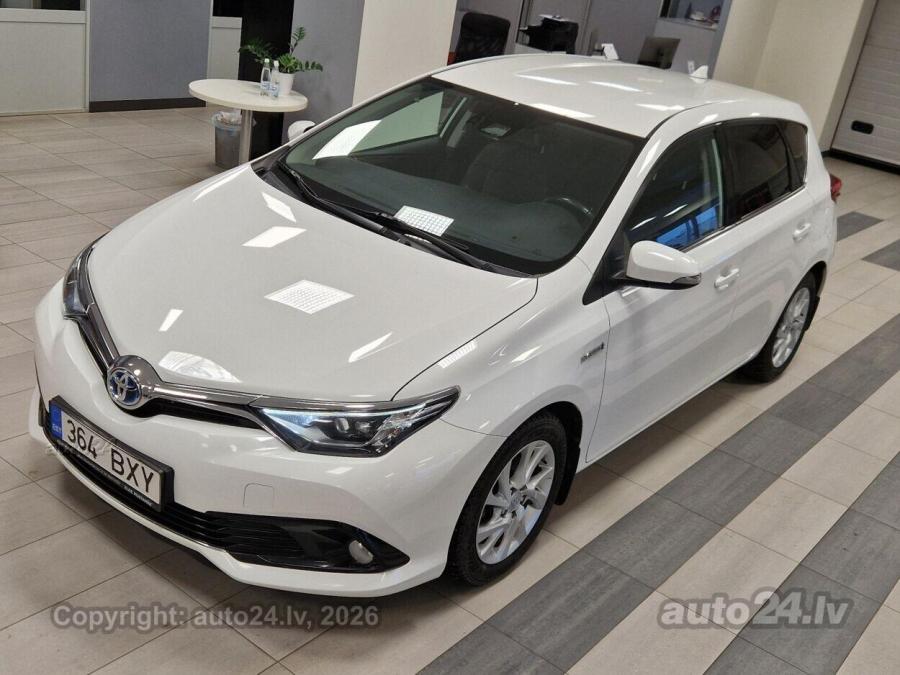 White Toyota Auris 2018 in Haapsalu, with an engine capacity of 1.80 L and mileage of 143 thousand km for 11799 €, photo 3 on AUTOMOTO.COM.LV
