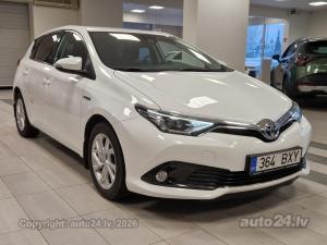 White Toyota Auris 2018 in Haapsalu, with an engine capacity of 1.80 L and mileage of 143 thousand km for 11799 €, photo 4 on AUTOMOTO.COM.LV