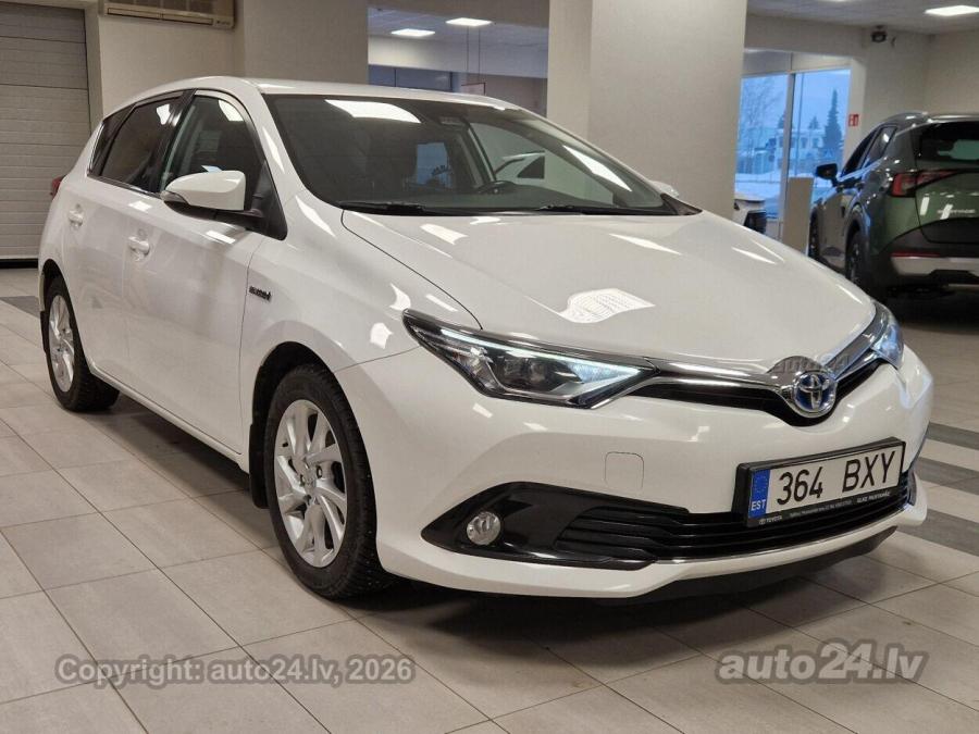 White Toyota Auris 2018 in Haapsalu, with an engine capacity of 1.80 L and mileage of 143 thousand km for 11799 €, photo 4 on AUTOMOTO.COM.LV