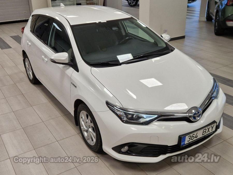 White Toyota Auris 2018 in Haapsalu, with an engine capacity of 1.80 L and mileage of 143 thousand km for 11799 €, photo 5 on AUTOMOTO.COM.LV