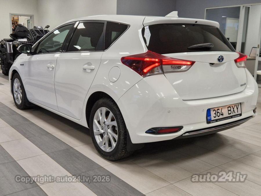 White Toyota Auris 2018 in Haapsalu, with an engine capacity of 1.80 L and mileage of 143 thousand km for 11799 €, photo 6 on AUTOMOTO.COM.LV