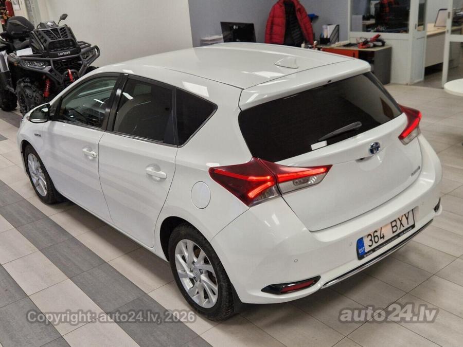 White Toyota Auris 2018 in Haapsalu, with an engine capacity of 1.80 L and mileage of 143 thousand km for 11799 €, photo 7 on AUTOMOTO.COM.LV