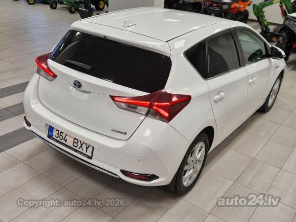 White Toyota Auris 2018 in Haapsalu, with an engine capacity of 1.80 L and mileage of 143 thousand km for 11799 €, photo 9 on AUTOMOTO.COM.LV