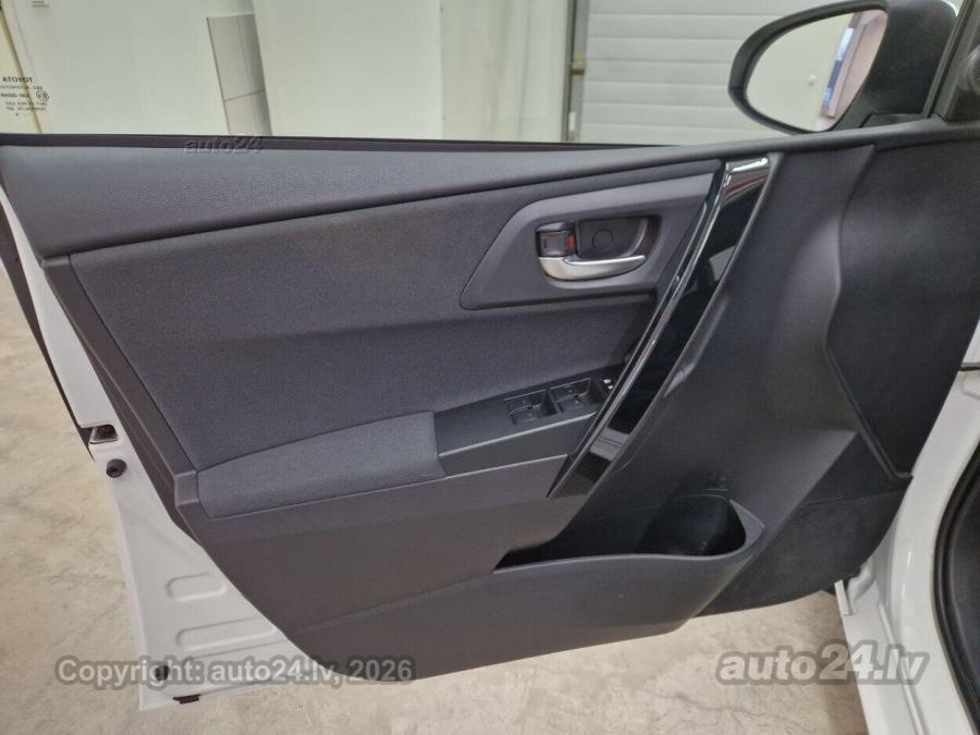 White Toyota Auris 2018 in Haapsalu, with an engine capacity of 1.80 L and mileage of 143 thousand km for 11799 €, photo 11 on AUTOMOTO.COM.LV