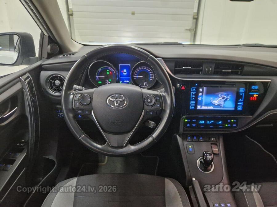 White Toyota Auris 2018 in Haapsalu, with an engine capacity of 1.80 L and mileage of 143 thousand km for 11799 €, photo 13 on AUTOMOTO.COM.LV