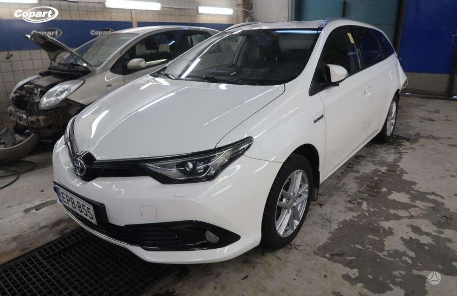 White Toyota Auris 2018 in Klaipeda, with an engine capacity of 1.80 L and mileage of 146 thousand km for 9700 €, photo 1 on AUTOMOTO.COM.LV