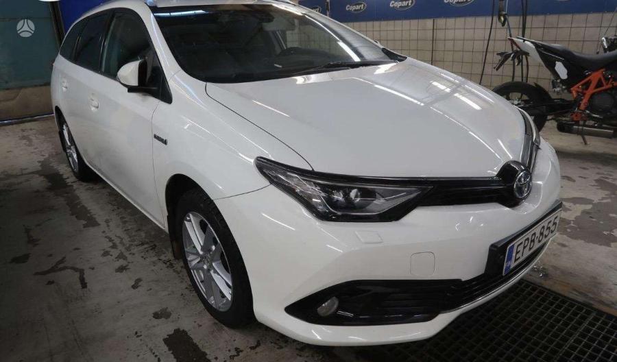 White Toyota Auris 2018 in Klaipeda, with an engine capacity of 1.80 L and mileage of 146 thousand km for 9700 €, photo 2 on AUTOMOTO.COM.LV