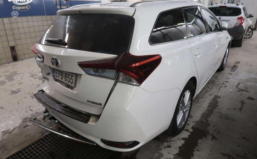 White Toyota Auris 2018 in Klaipeda, with an engine capacity of 1.80 L and mileage of 146 thousand km for 9700 €, photo 3 on AUTOMOTO.COM.LV