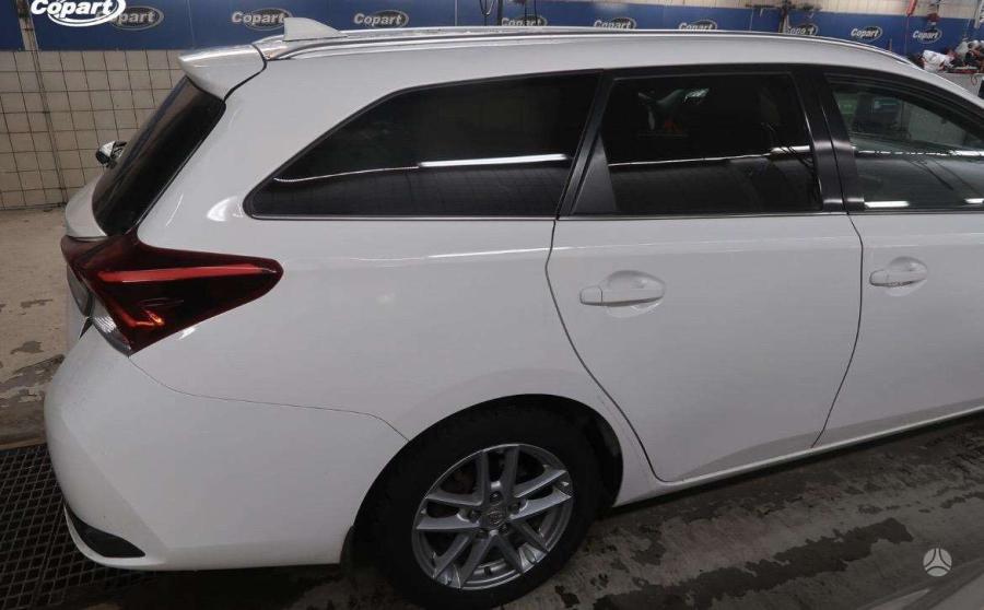 White Toyota Auris 2018 in Klaipeda, with an engine capacity of 1.80 L and mileage of 146 thousand km for 9700 €, photo 6 on AUTOMOTO.COM.LV